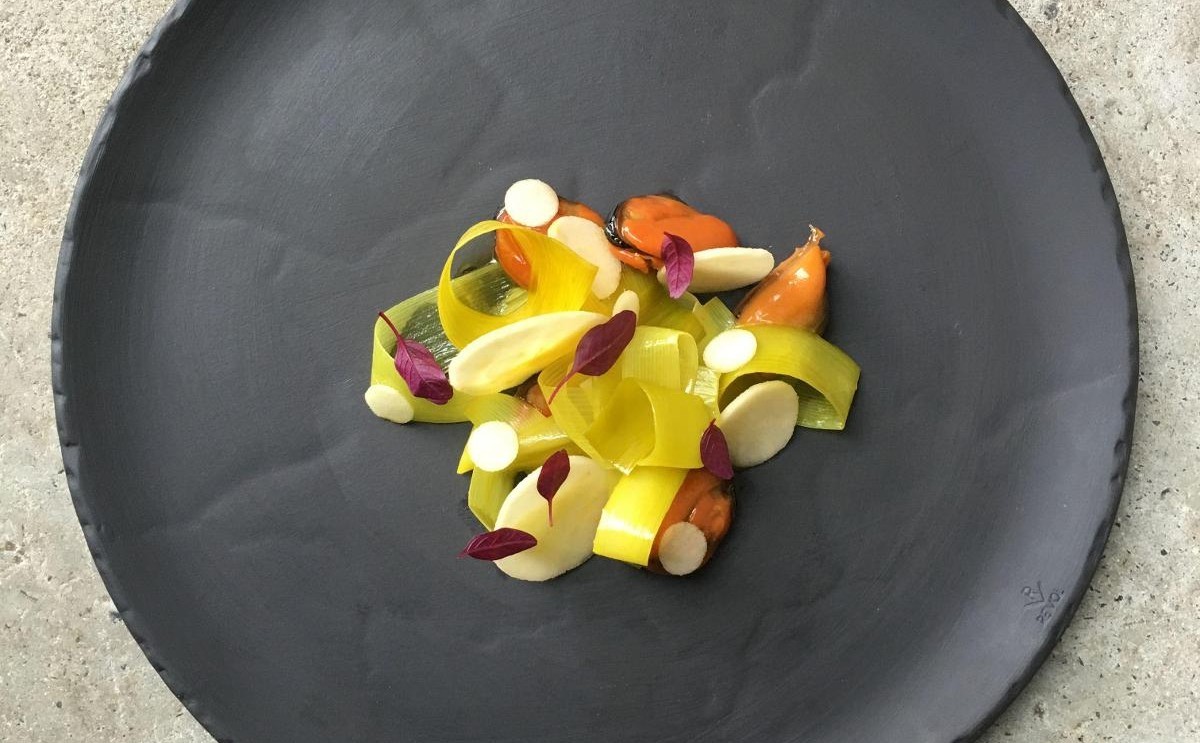 Gregory Czarneckiʼs Marinère Mussels, Leeks, Curry and Green Apple ...