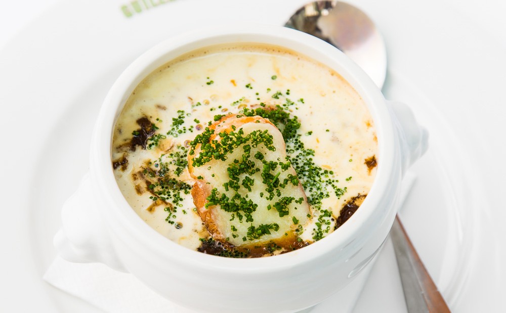 Guillaume Brahimiʼs Traditional French Onion Soup with Gruyère Croutons ...